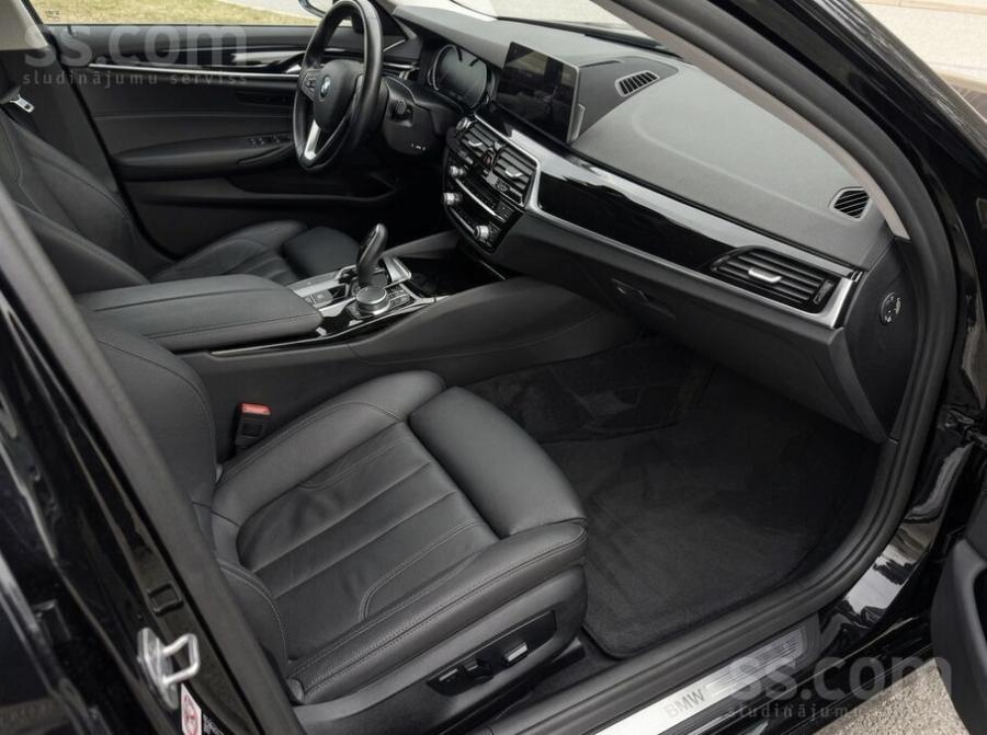 Black BMW 530 2018 in Riga, with an engine capacity of 3.00 L and mileage of 165 thousand km for 21490 €, photo 12 on AUTOMOTO.COM.LV