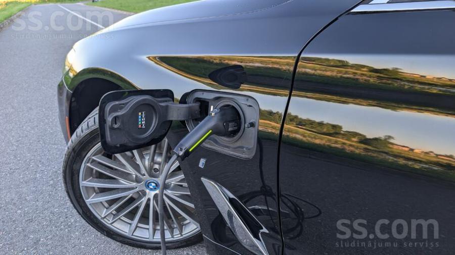 Black BMW 530 2018 in Ogre, with an engine capacity of 2.00 L and mileage of 83 thousand km for 24500 €, photo 31 on AUTOMOTO.COM.LV