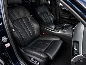 Black BMW 530 2018 in Riga, with an engine capacity of 2.00 L and mileage of 223 thousand km for 27900 €, photo 9 on AUTOMOTO.COM.LV