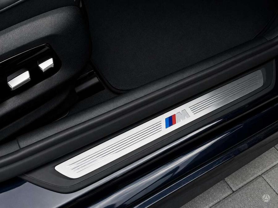 Black BMW 530 2018 in Riga, with an engine capacity of 2.00 L and mileage of 223 thousand km for 27900 €, photo 12 on AUTOMOTO.COM.LV