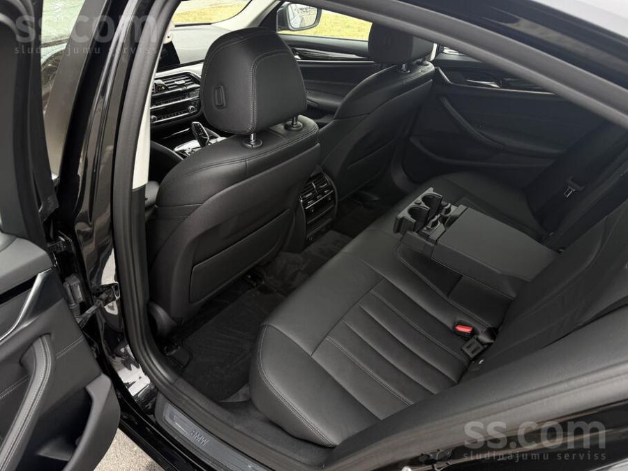 Black BMW 530 2018 in Riga, with an engine capacity of 3.00 L and mileage of 165 thousand km for 19990 €, photo 11 on AUTOMOTO.COM.LV