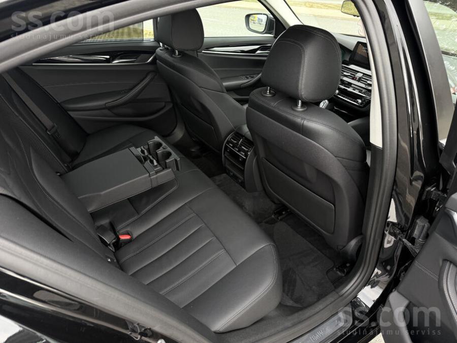 Black BMW 530 2018 in Riga, with an engine capacity of 3.00 L and mileage of 165 thousand km for 19990 €, photo 12 on AUTOMOTO.COM.LV