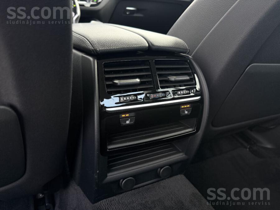 Black BMW 530 2018 in Riga, with an engine capacity of 3.00 L and mileage of 165 thousand km for 19990 €, photo 19 on AUTOMOTO.COM.LV