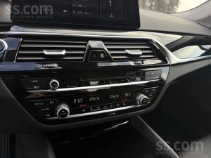 Black BMW 530 2018 in Riga, with an engine capacity of 3.00 L and mileage of 165 thousand km for 19990 €, photo 20 on AUTOMOTO.COM.LV