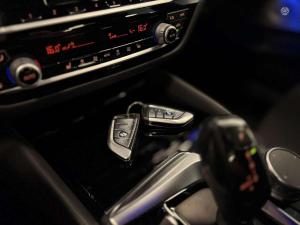 Melns BMW 530 2018 Klaipėda, ar dzinēja tilpumu 2.99 L un nobraukumu 259 tūkst. km par 21900 €, foto 26 vietnē AUTOMOTO.COM.LV
