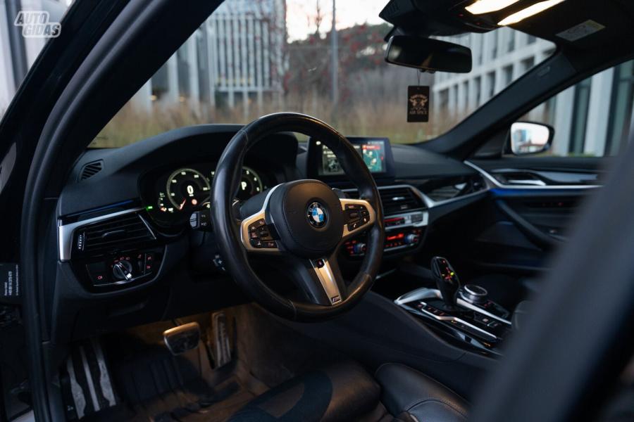 Black BMW 530 2019 in Vilnius, with an engine capacity of 3.00 L and mileage of 195 thousand km for 25990 €, photo 15 on AUTOMOTO.COM.LV