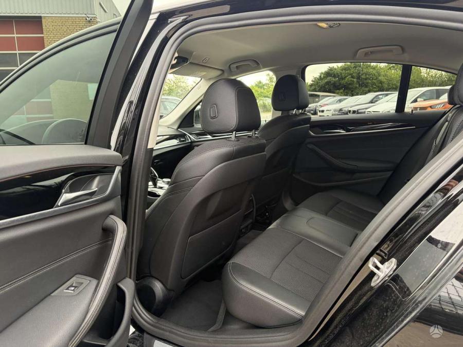 Black BMW 530 2019 in Vilnius, with an engine capacity of 2.00 L and mileage of 210 thousand km for 16999 €, photo 8 on AUTOMOTO.COM.LV