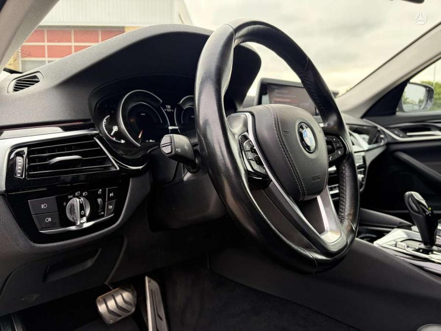 Black BMW 530 2019 in Vilnius, with an engine capacity of 2.00 L and mileage of 210 thousand km for 16999 €, photo 21 on AUTOMOTO.COM.LV