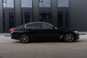 Black BMW 530 2019 in Vilnius, with an engine capacity of 2.00 L and mileage of 156 thousand km for 21785 €, photo 5 on AUTOMOTO.COM.LV