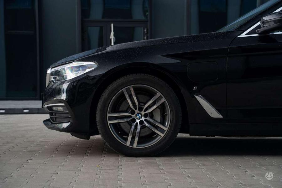 Black BMW 530 2019 in Vilnius, with an engine capacity of 2.00 L and mileage of 156 thousand km for 21785 €, photo 12 on AUTOMOTO.COM.LV