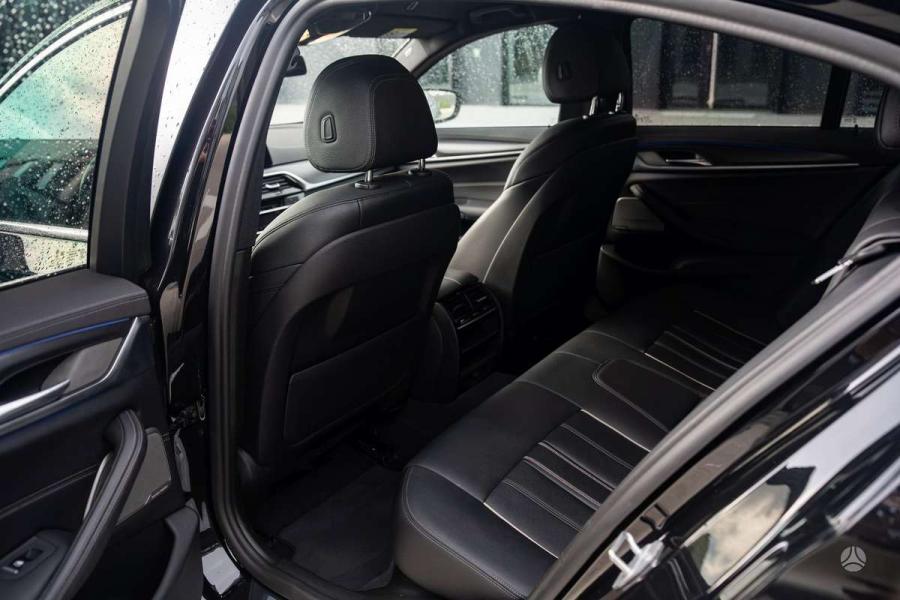 Black BMW 530 2019 in Vilnius, with an engine capacity of 2.00 L and mileage of 156 thousand km for 21785 €, photo 19 on AUTOMOTO.COM.LV