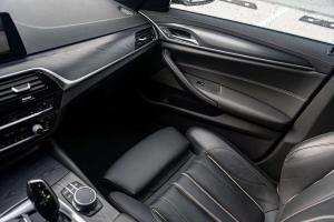Black BMW 530 2019 in Vilnius, with an engine capacity of 2.00 L and mileage of 156 thousand km for 21785 €, photo 31 on AUTOMOTO.COM.LV