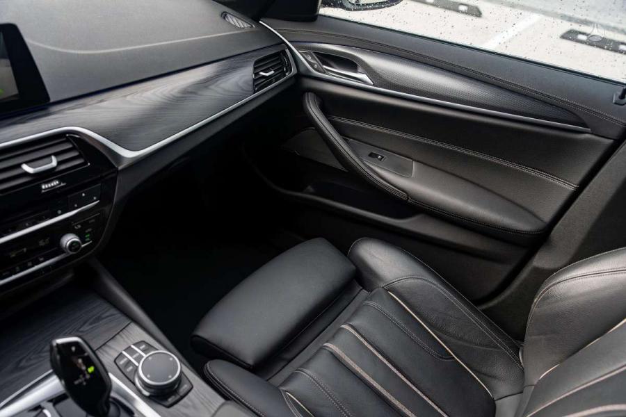 Black BMW 530 2019 in Vilnius, with an engine capacity of 2.00 L and mileage of 156 thousand km for 21785 €, photo 31 on AUTOMOTO.COM.LV