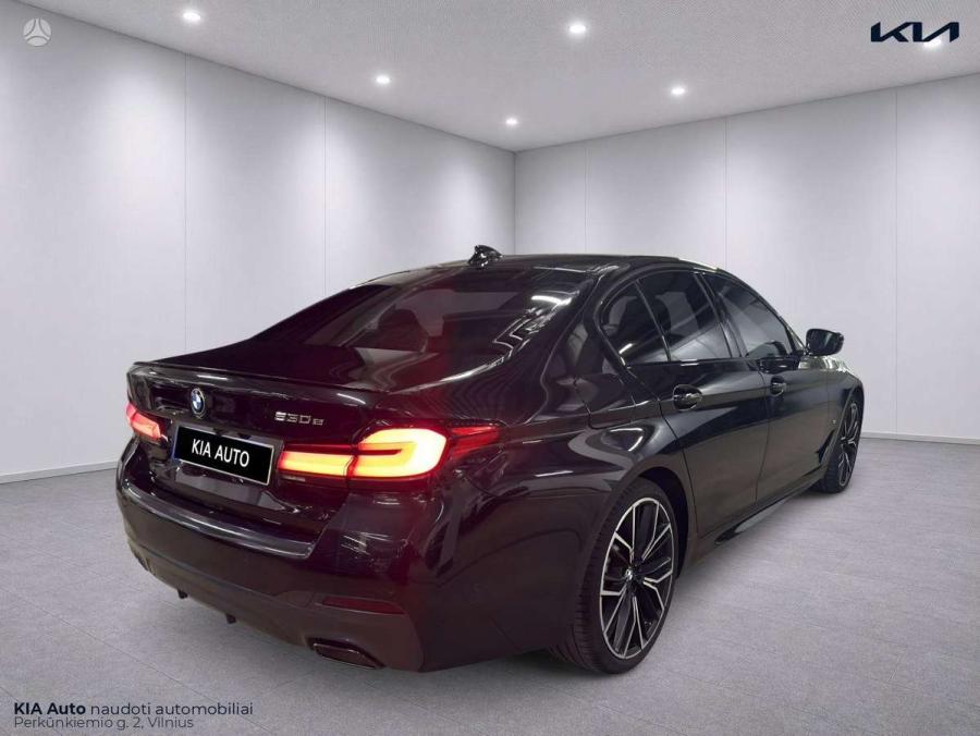 Black BMW 530 2021 in Vilnius, with an engine capacity of 1.95 L and mileage of 59 thousand km for 35900 €, photo 3 on AUTOMOTO.COM.LV