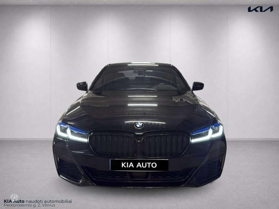 Black BMW 530 2021 in Vilnius, with an engine capacity of 1.95 L and mileage of 59 thousand km for 35900 €, photo 4 on AUTOMOTO.COM.LV