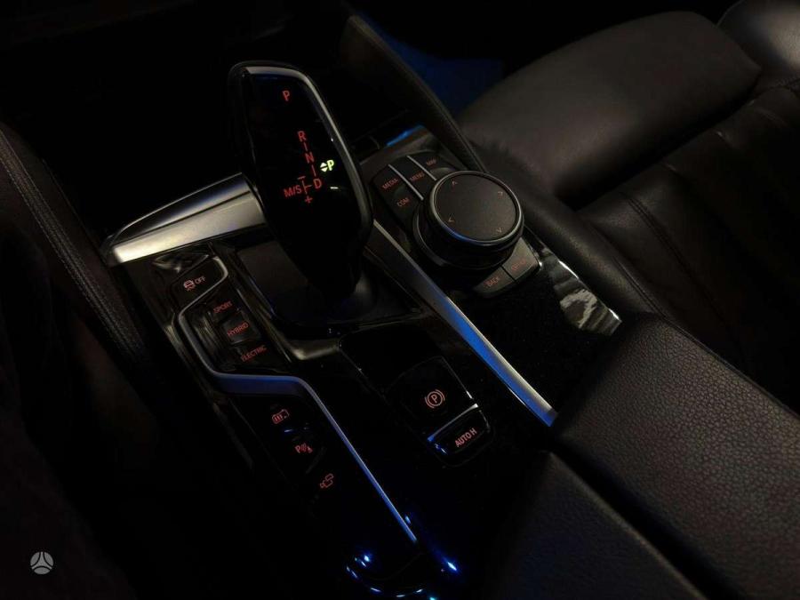 Black BMW 530 2021 in Vilnius, with an engine capacity of 1.95 L and mileage of 59 thousand km for 35900 €, photo 13 on AUTOMOTO.COM.LV
