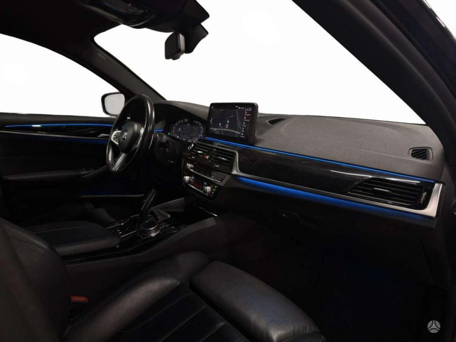 Black BMW 530 2021 in Vilnius, with an engine capacity of 1.95 L and mileage of 59 thousand km for 35900 €, photo 15 on AUTOMOTO.COM.LV