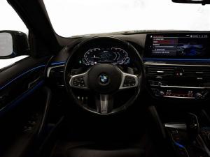 Black BMW 530 2021 in Vilnius, with an engine capacity of 1.95 L and mileage of 59 thousand km for 35900 €, photo 18 on AUTOMOTO.COM.LV