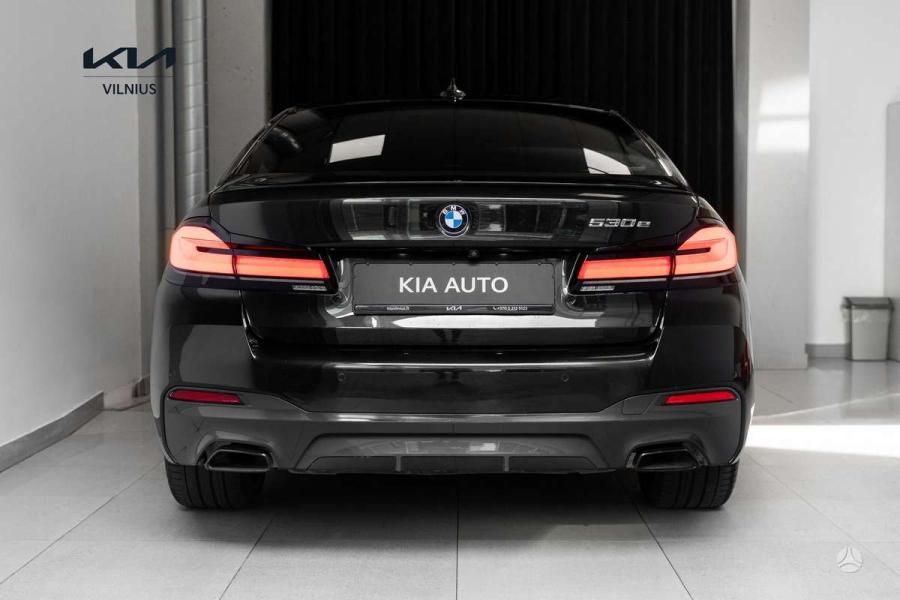 Black BMW 530 2021 in Vilnius, with an engine capacity of 0.00 L and mileage of 59 thousand km for 35900 €, photo 5 on AUTOMOTO.COM.LV