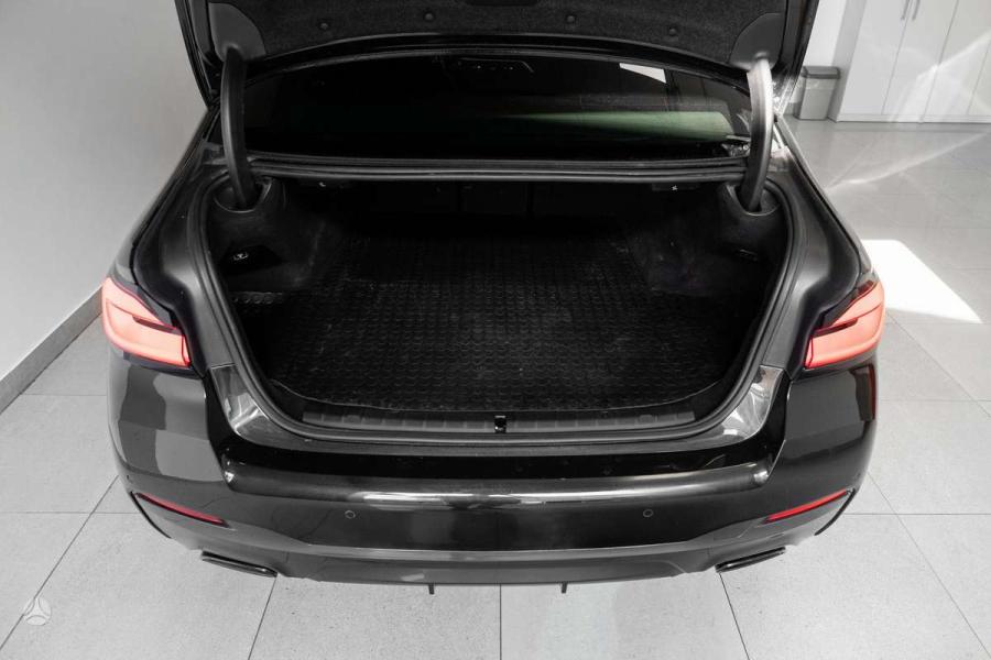 Black BMW 530 2021 in Vilnius, with an engine capacity of 0.00 L and mileage of 59 thousand km for 35900 €, photo 10 on AUTOMOTO.COM.LV