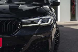 Black BMW 530 2021 in Vilnius, with an engine capacity of 2.00 L and mileage of 51 thousand km for 29880 €, photo 7 on AUTOMOTO.COM.LV