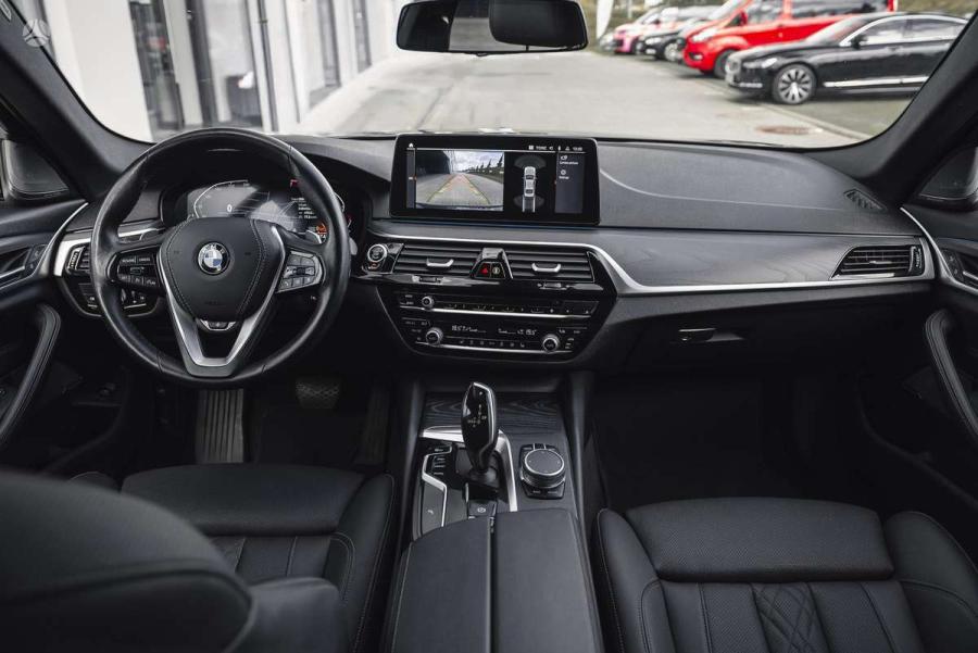 Black BMW 530 2021 in Vilnius, with an engine capacity of 2.00 L and mileage of 51 thousand km for 29880 €, photo 16 on AUTOMOTO.COM.LV
