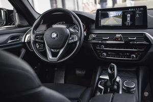 Black BMW 530 2021 in Vilnius, with an engine capacity of 2.00 L and mileage of 51 thousand km for 29880 €, photo 17 on AUTOMOTO.COM.LV