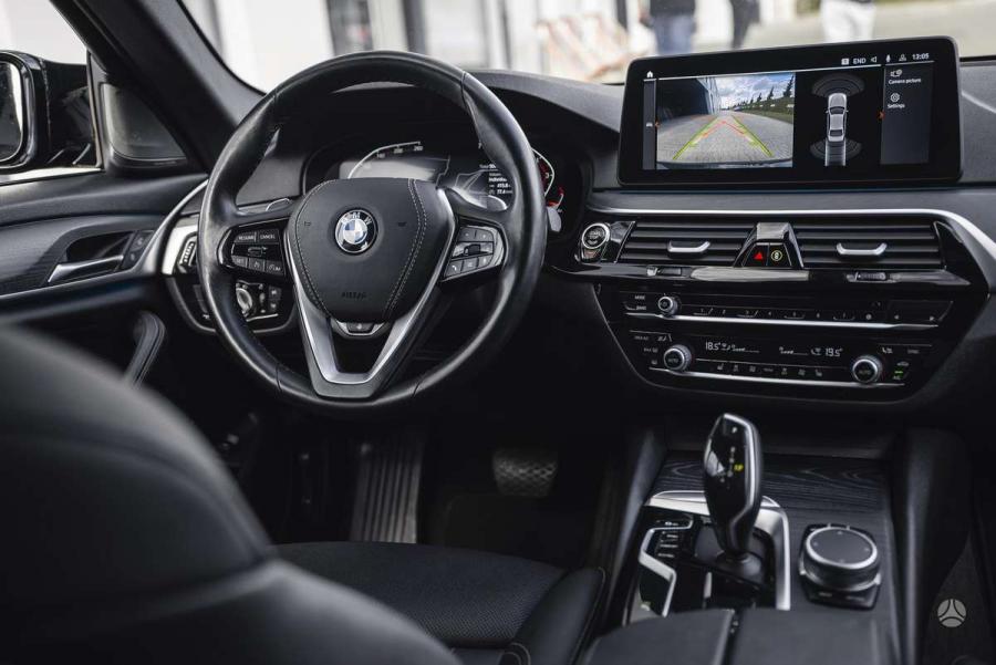 Black BMW 530 2021 in Vilnius, with an engine capacity of 2.00 L and mileage of 51 thousand km for 29880 €, photo 17 on AUTOMOTO.COM.LV