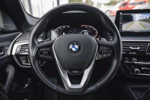 Black BMW 530 2021 in Vilnius, with an engine capacity of 2.00 L and mileage of 51 thousand km for 29880 €, photo 18 on AUTOMOTO.COM.LV