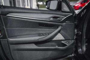 Black BMW 530 2021 in Vilnius, with an engine capacity of 2.00 L and mileage of 51 thousand km for 29880 €, photo 25 on AUTOMOTO.COM.LV