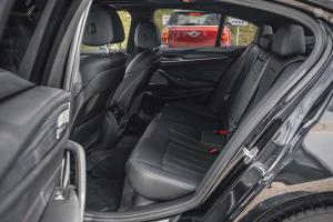 Black BMW 530 2021 in Vilnius, with an engine capacity of 2.00 L and mileage of 51 thousand km for 29880 €, photo 28 on AUTOMOTO.COM.LV