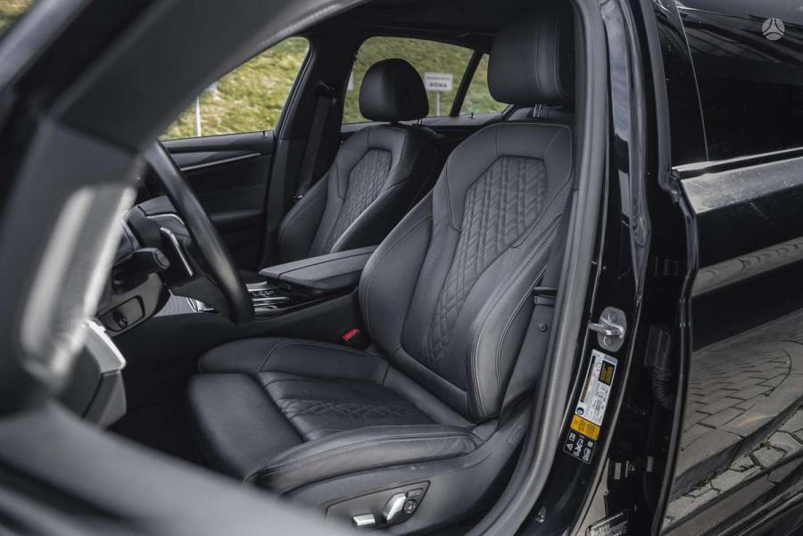Black BMW 530 2021 in Vilnius, with an engine capacity of 2.00 L and mileage of 51 thousand km for 29880 €, photo 29 on AUTOMOTO.COM.LV
