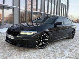 Melns BMW 530 2022 Viļņa, ar dzinēja tilpumu 3.00 L un nobraukumu 281 tūkst. km par 26700 €, foto 2 vietnē AUTOMOTO.COM.LV
