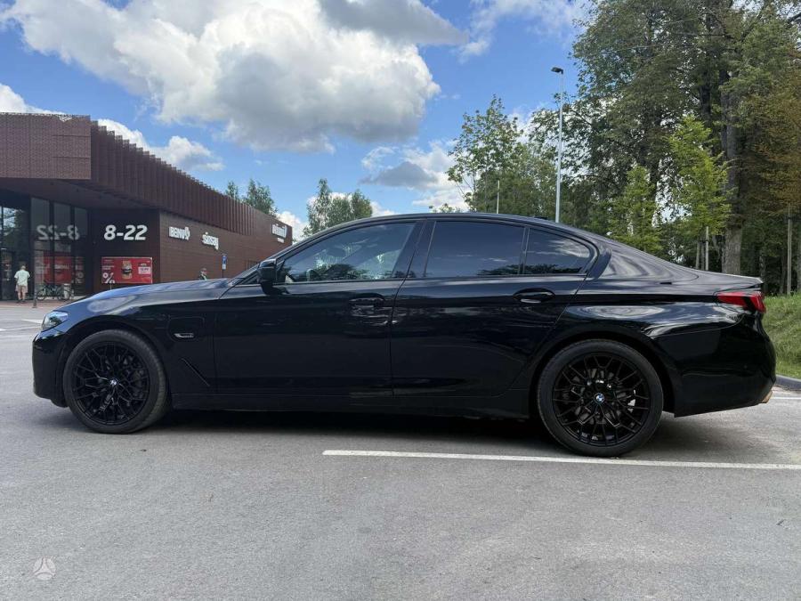 Black BMW 530 2022 in Vilnius, with an engine capacity of 2.00 L and mileage of 222 thousand km for 29000 €, photo 1 on AUTOMOTO.COM.LV