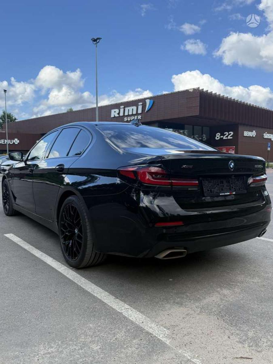 Black BMW 530 2022 in Vilnius, with an engine capacity of 2.00 L and mileage of 222 thousand km for 29000 €, photo 3 on AUTOMOTO.COM.LV