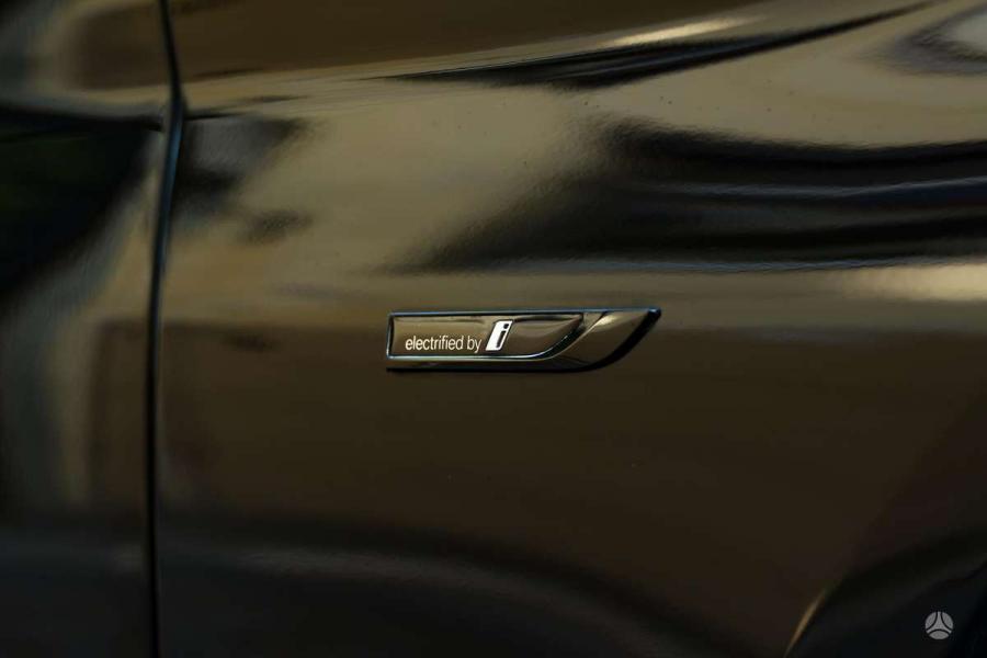 Black BMW 530 2022 in Klaipeda, with an engine capacity of 2.00 L and mileage of 102 thousand km for 32000 €, photo 12 on AUTOMOTO.COM.LV