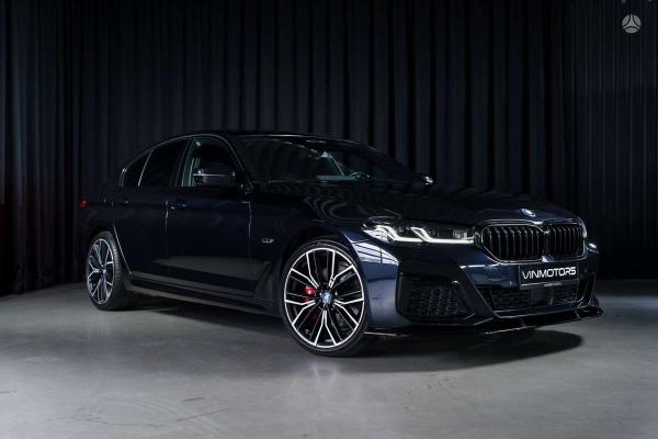 Black BMW 530 2022 in Vilnius, with an engine capacity of 2.00 L and mileage of 58 thousand km for 34999 €, photo 3 on AUTOMOTO.COM.LV