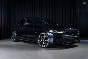 Black BMW 530 2022 in Vilnius, with an engine capacity of 2.00 L and mileage of 58 thousand km for 34999 €, photo 4 on AUTOMOTO.COM.LV