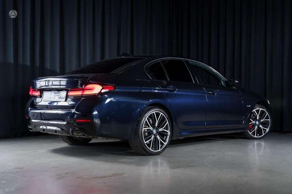 Black BMW 530 2022 in Vilnius, with an engine capacity of 2.00 L and mileage of 58 thousand km for 34999 €, photo 4 on AUTOMOTO.COM.LV