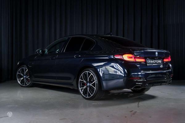 Black BMW 530 2022 in Vilnius, with an engine capacity of 2.00 L and mileage of 58 thousand km for 34999 €, photo 6 on AUTOMOTO.COM.LV