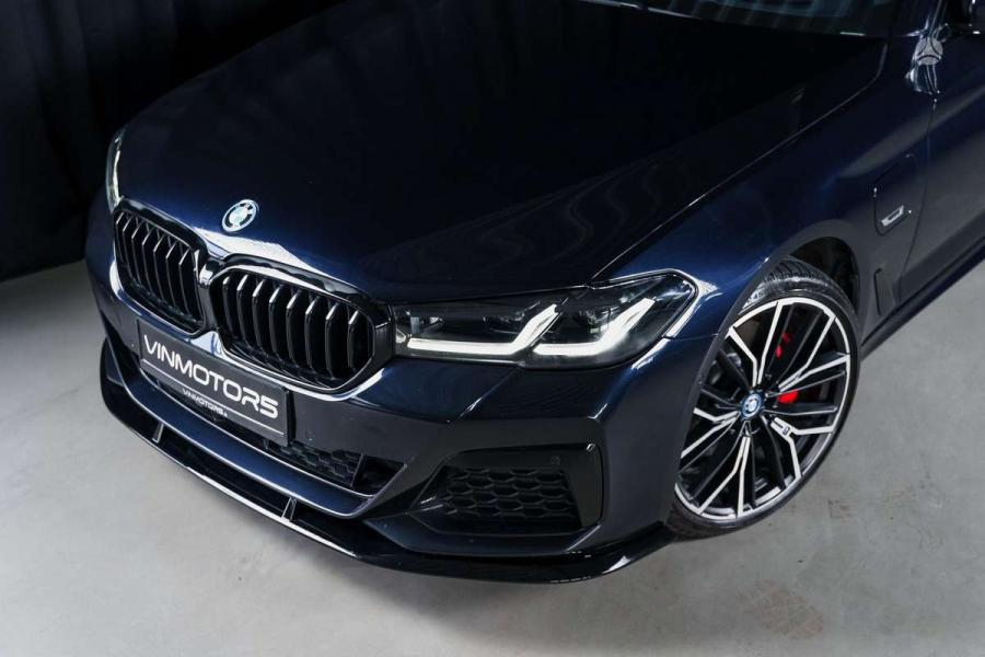 Black BMW 530 2022 in Vilnius, with an engine capacity of 2.00 L and mileage of 58 thousand km for 34999 €, photo 8 on AUTOMOTO.COM.LV