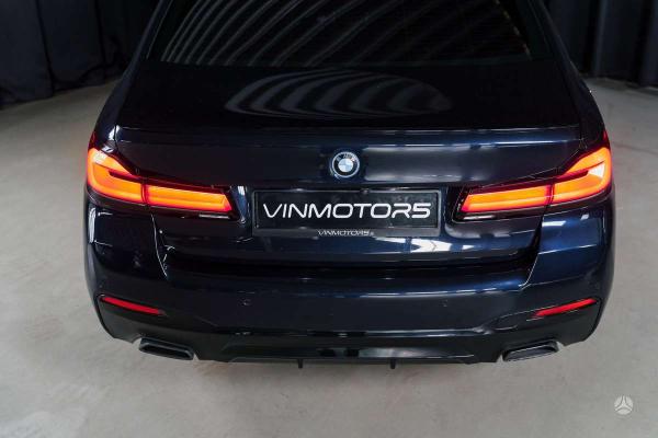 Black BMW 530 2022 in Vilnius, with an engine capacity of 2.00 L and mileage of 58 thousand km for 34999 €, photo 8 on AUTOMOTO.COM.LV
