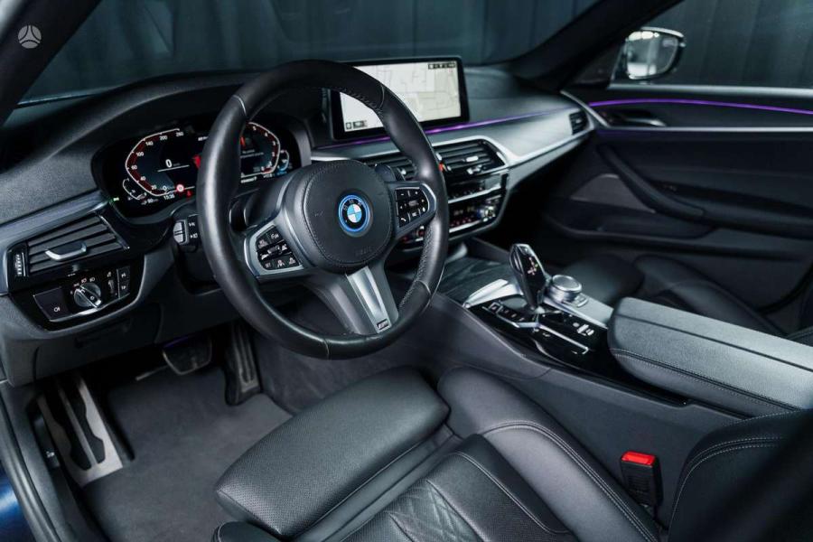 Black BMW 530 2022 in Vilnius, with an engine capacity of 2.00 L and mileage of 58 thousand km for 34999 €, photo 18 on AUTOMOTO.COM.LV