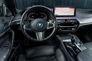 Black BMW 530 2022 in Vilnius, with an engine capacity of 2.00 L and mileage of 58 thousand km for 34999 €, photo 19 on AUTOMOTO.COM.LV