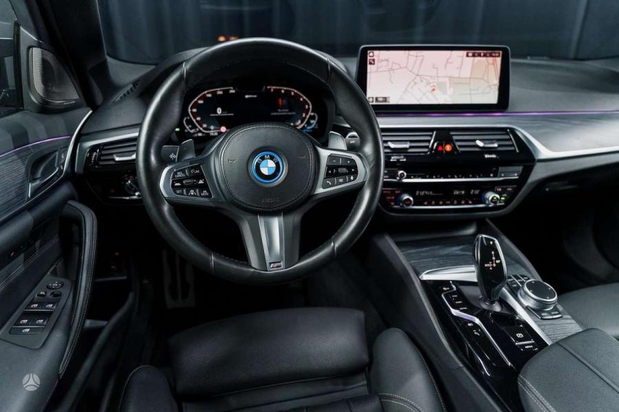 Black BMW 530 2022 in Vilnius, with an engine capacity of 2.00 L and mileage of 58 thousand km for 34999 €, photo 19 on AUTOMOTO.COM.LV