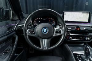 Black BMW 530 2022 in Vilnius, with an engine capacity of 2.00 L and mileage of 58 thousand km for 34999 €, photo 20 on AUTOMOTO.COM.LV