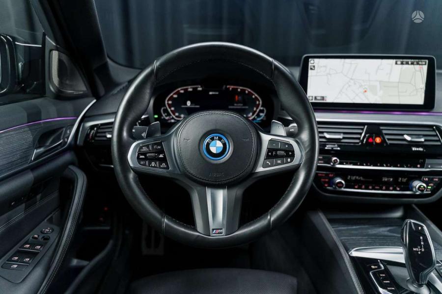 Black BMW 530 2022 in Vilnius, with an engine capacity of 2.00 L and mileage of 58 thousand km for 34999 €, photo 20 on AUTOMOTO.COM.LV