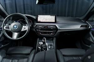Black BMW 530 2022 in Vilnius, with an engine capacity of 2.00 L and mileage of 58 thousand km for 34999 €, photo 23 on AUTOMOTO.COM.LV