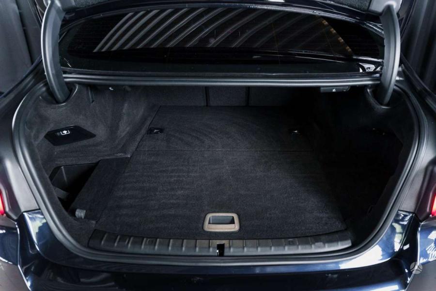 Black BMW 530 2022 in Vilnius, with an engine capacity of 2.00 L and mileage of 58 thousand km for 34999 €, photo 35 on AUTOMOTO.COM.LV