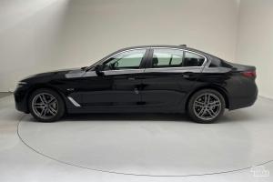 Black BMW 530 2023 in Kaunas, with an engine capacity of 0.00 L and mileage of 76 thousand km for 34918 €, photo 2 on AUTOMOTO.COM.LV